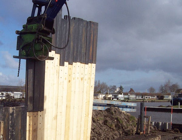 Combi-damwand maakt optimaal gebruik van hout en kunststof