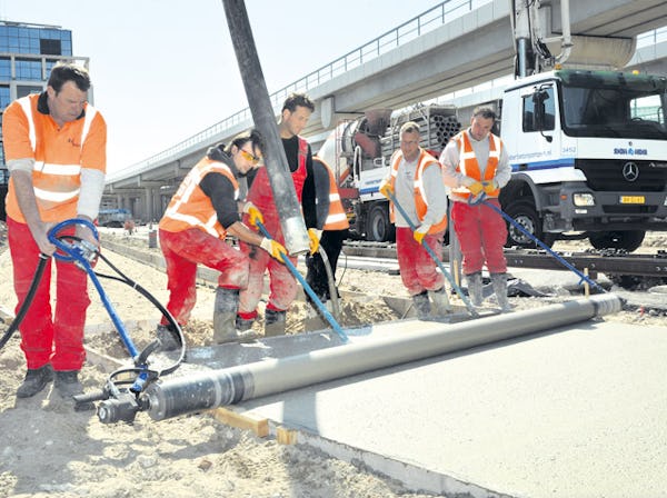 Loos legt met Super Screed vlakke trambaan
