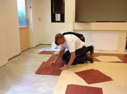 Lijm voorkomt water onder linoleum tegels