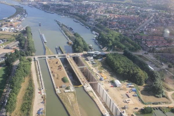 Bediencentrale en sluis in Maasbracht