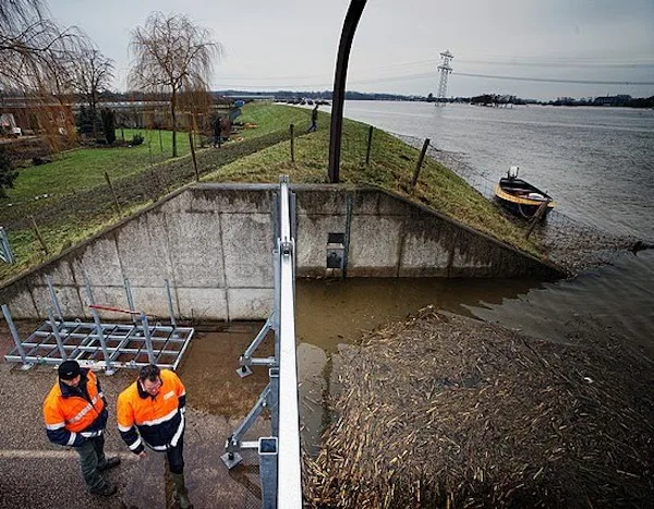 Demontabele dijken langs Maas, overlast in Dordrecht