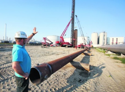 Opslagtanks op lange palen