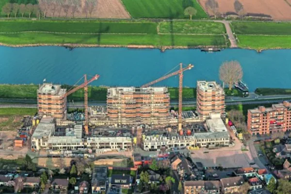Woonwijk aan de Maas