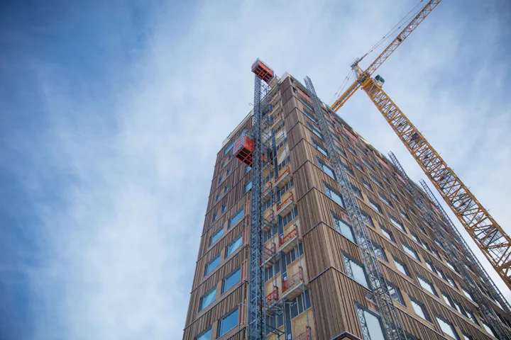 Bijzondere draagconstructie van CLT maakt getrapte houtreus SAWA ...
