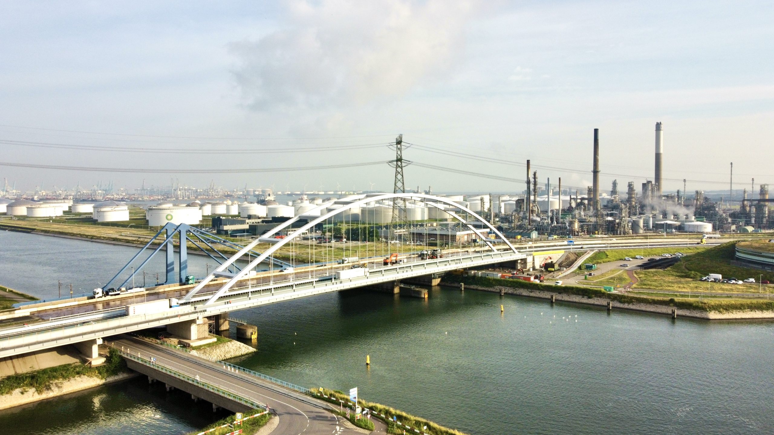Met stip op 1 binnen voor versterking stalen bruggen: de lijm- en ...