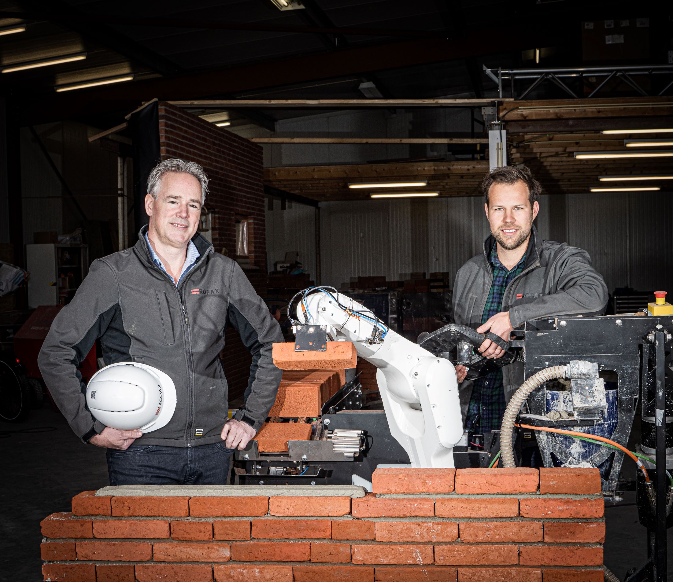 De robot voor het hybride bouwen, metselt met échte bakstenen