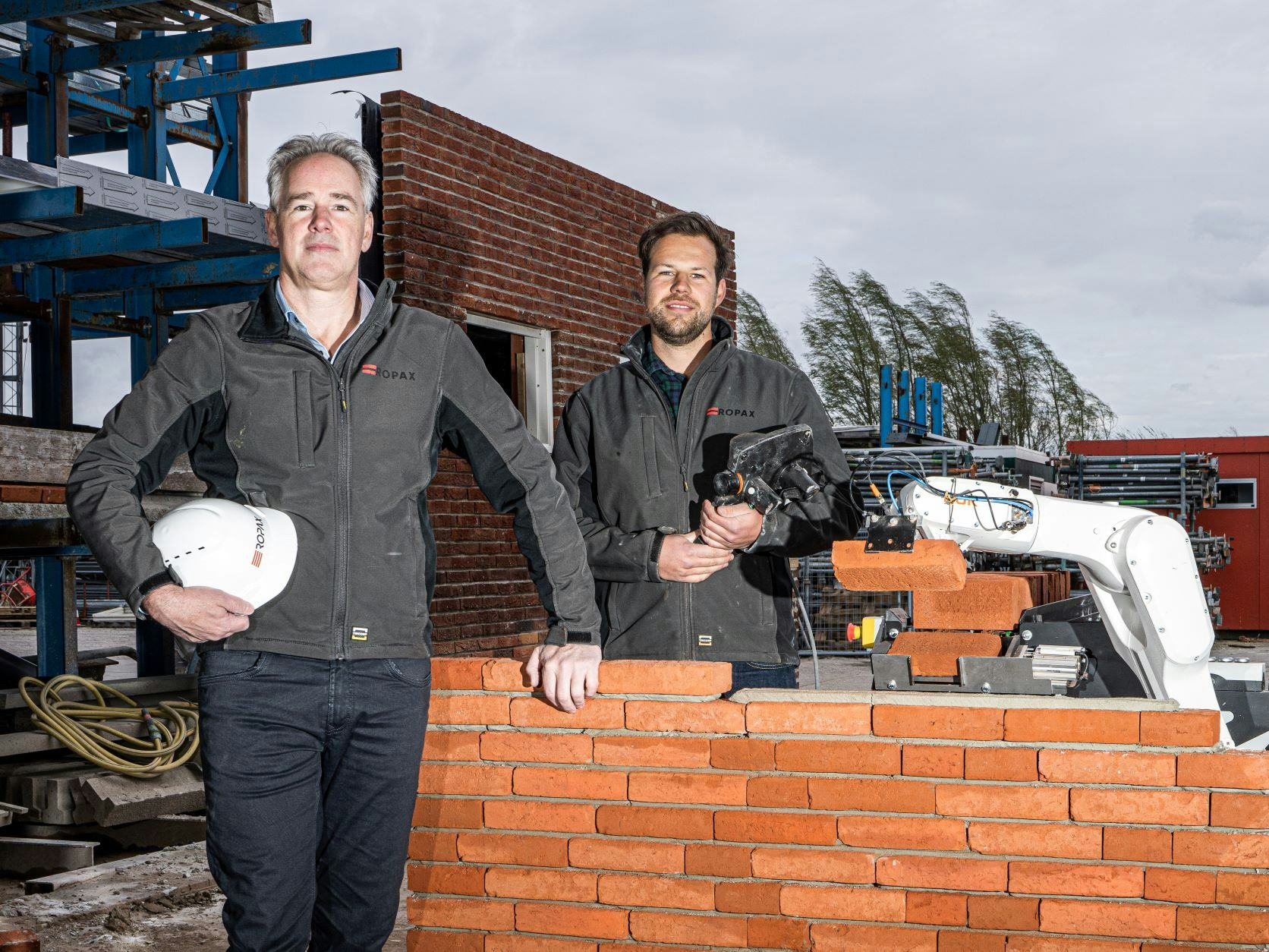 De robot voor het hybride bouwen, metselt met échte bakstenen