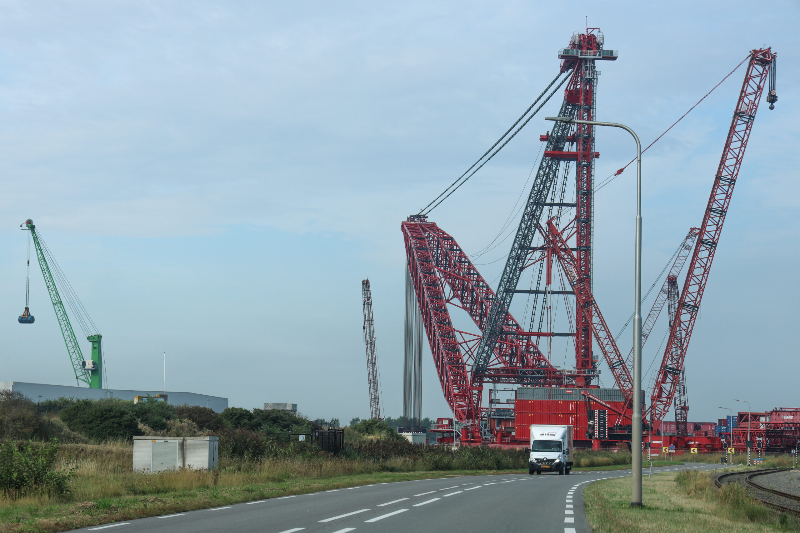 Mammoet verlegt grens met grootste en sterkste hijskraan ter wereld