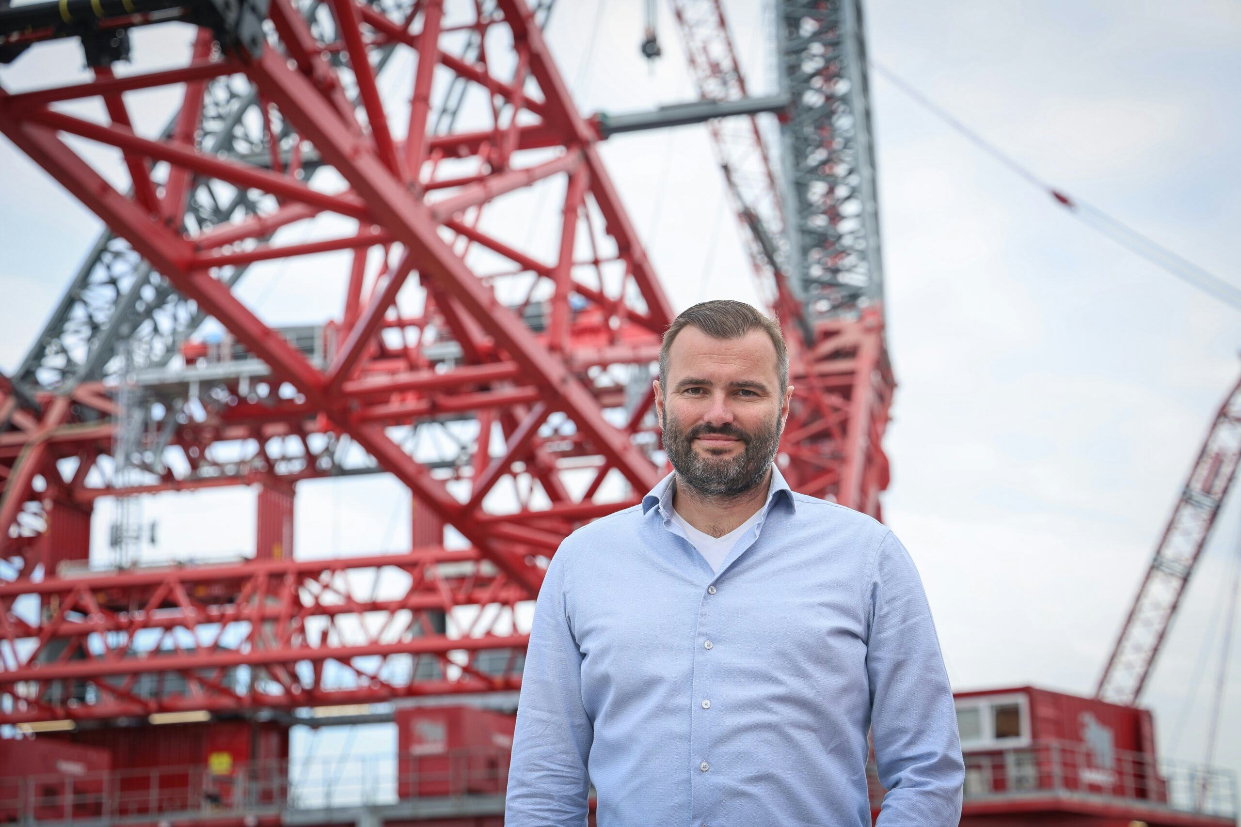 Mammoet verlegt grens met grootste en sterkste hijskraan ter wereld