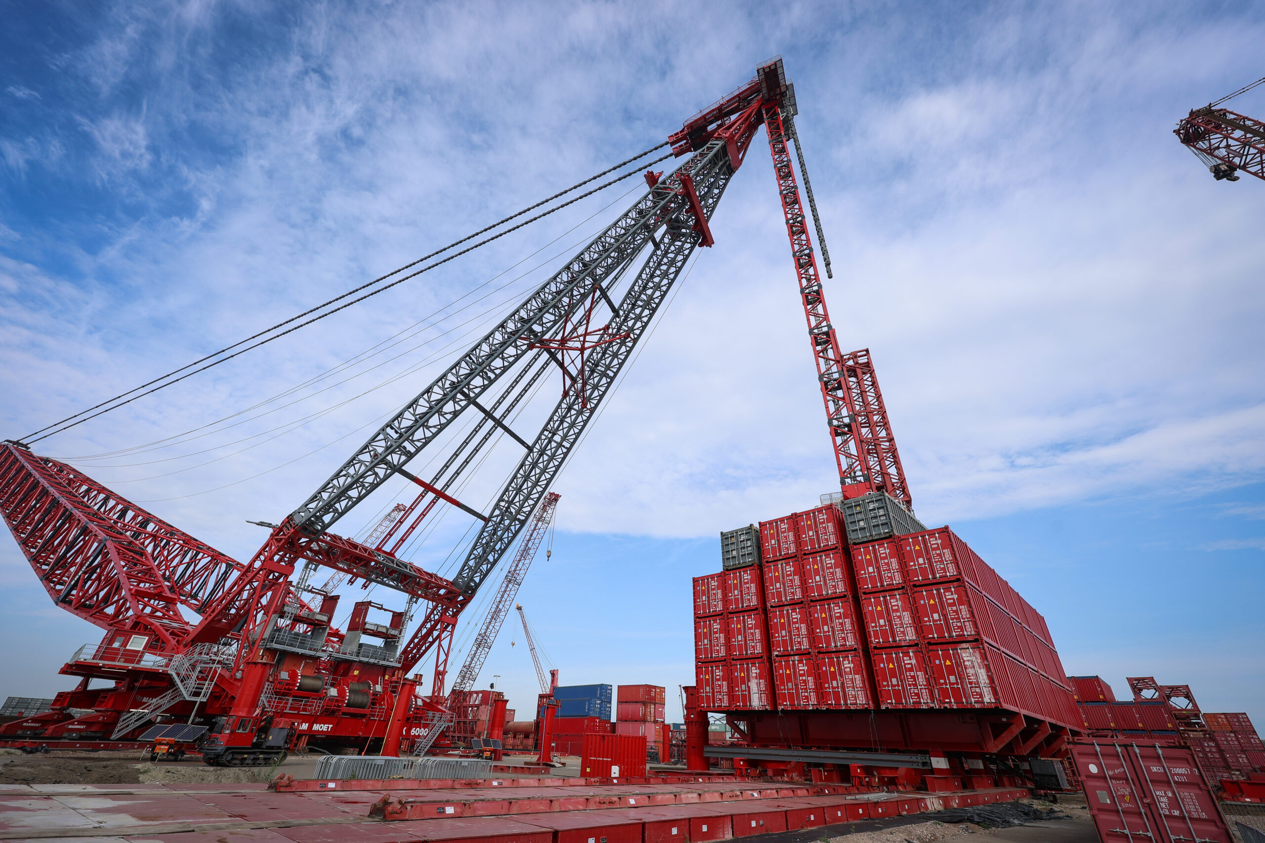 Mammoet verlegt grens met grootste en sterkste hijskraan ter wereld